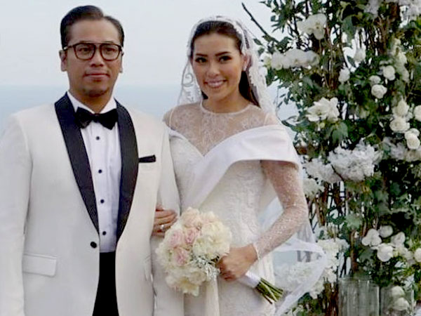 Foto-Foto Indahnya Pernikahan Sammy Simorangkir dan Viviane Foto-Foto Indahnya Pernikahan Sammy Simorangkir dan Viviane