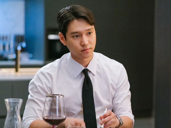 Gantengnya Go Kyung Pyo Jadi Suami Kontrak Park Min Young